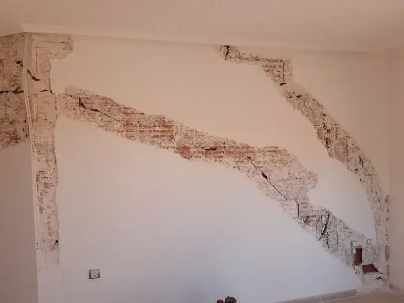 Parede rachada: porque acontece e como a reparar?